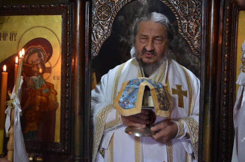 Episkop zahumsko-hercegovački i primorski Atanasije na respiratoru