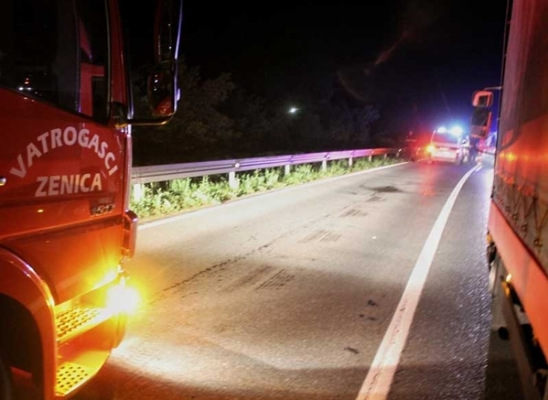 Tri osobe povrijeđene u sudaru dva automobila na putu Zenica-Nemila