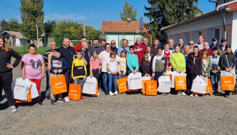Ševarlije kod Doboja: Radnici BH Telecoma toplom obućom i školskim ...