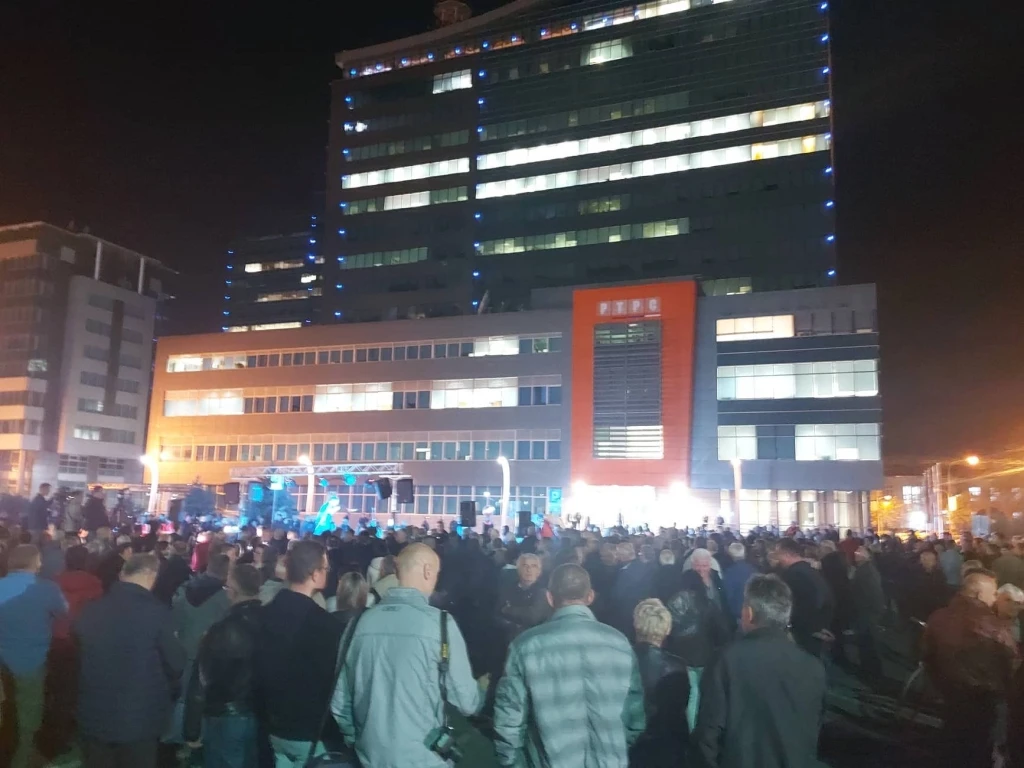 Protest opozicije u RS-u: Stotine građana ispred zgrade RTRS-a ...