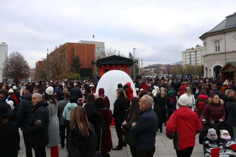 Povodom Dana albanske zastave u centru Prištine postavljen dvometarski ...