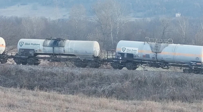 Teretni voz u kom se nalazi fosforna kiselina ispao iz šina na tek ...