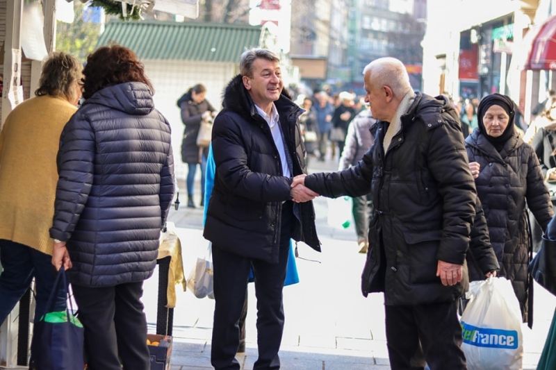Hadžibajrić sretan i nasmijan: Raduju me ulice i trgovi prepuni gostiju