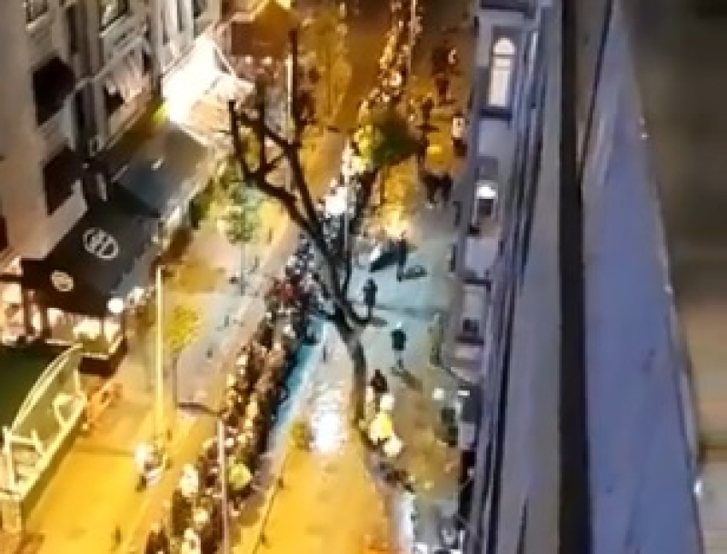 Snimak sa ulica Istanbula: Građani sa ruke na ruku prebacuju pakete ...