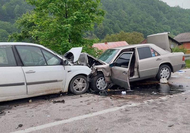 Težak sudar dva automobila na putu Bosanska Krupa-Bosanska Otoka