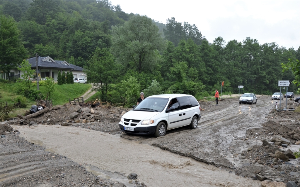 Mještani Sapne imali su besanu noć zbog bujica: Voda je udarala u kuće ...