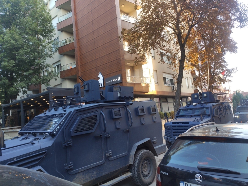 Akcija kosovske policije u toku: Policajci s dugim cijevima ispred zgrade gdje je živio Milan ...