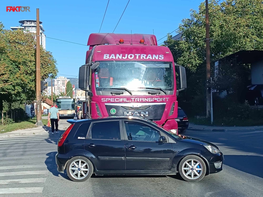 Sudar kamiona i auta na Aneksu, saobraćaj otežan