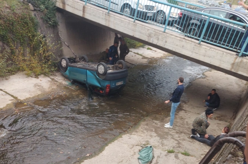 Automobil sletio s ceste i završio ispod mosta na krovu, dvije osobe povrijeđene