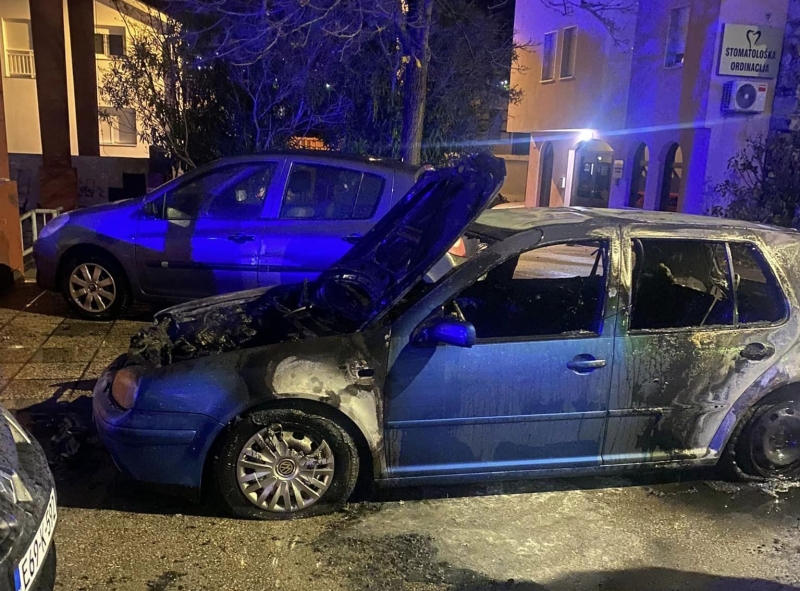 U blizini Gradske uprave Mostara izgorio "golf", oštećeno još jedno vozilo