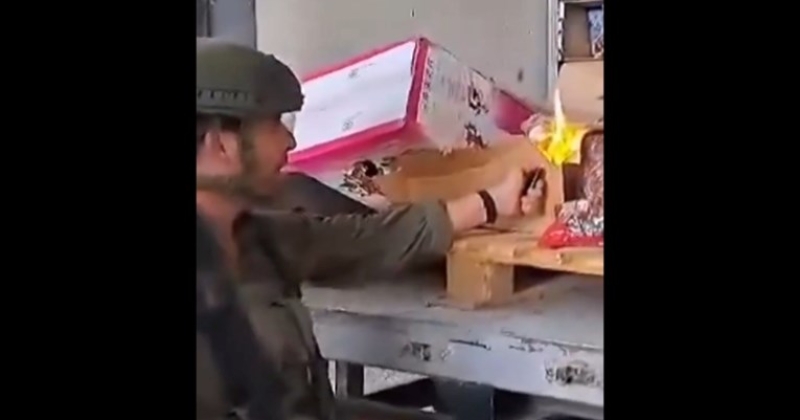 Izraelski vojnici pale i uništavaju sve u palestinskim prodavnicama ... Izraelski vojnici pale i uništavaju sve u palestinskim prodavnicama ...