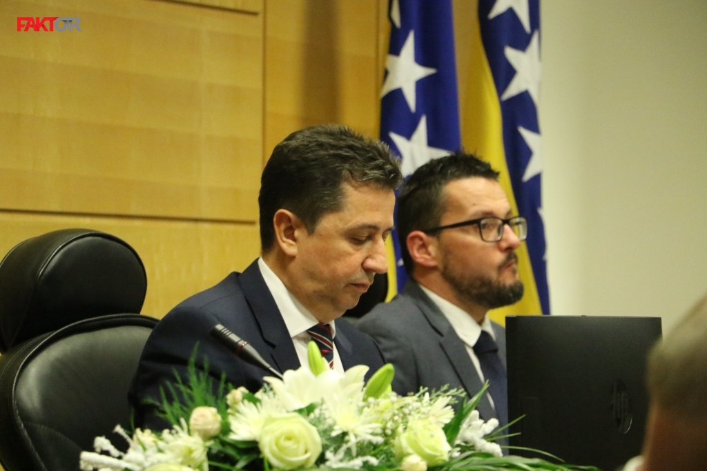 Zaimović prekinuo sjednicu Zastupničkog doma FBiH, zastupnici SDA ...