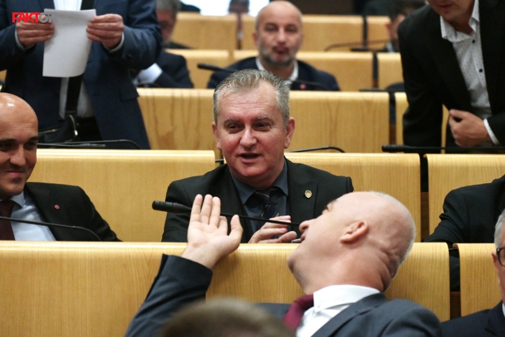 Nerad, nerad, pa kolektivni godišnji u augustu, a prije toga regres da ...