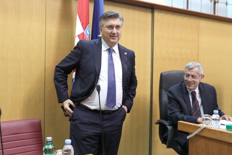 Igrokaz u Saboru: Pogledajte kako izgleda ulizivanje zastupnice HDZ-a ...