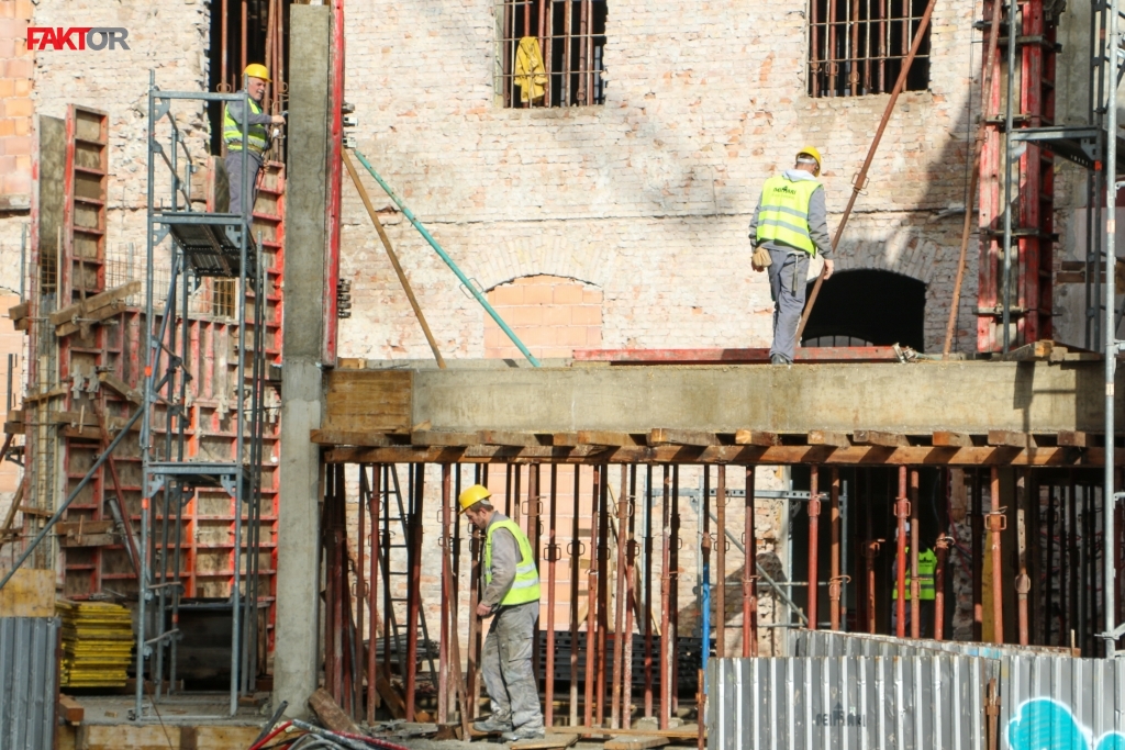 Da li isto godišnjeg odmora može imati radnik sa 20 godina staža i onaj ...