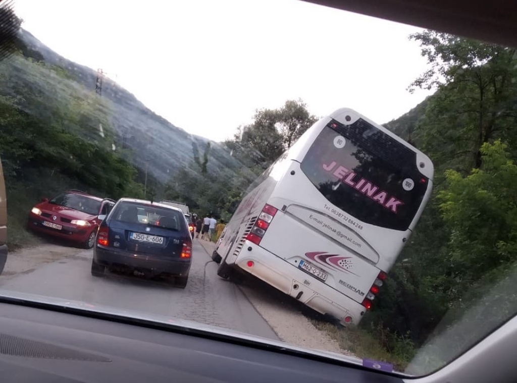 Autobus sa djecom sletio s alternativnog puta kod Vranduka, čeka se na ... Autobus sa djecom sletio s alternativnog puta kod Vranduka, čeka se na ...