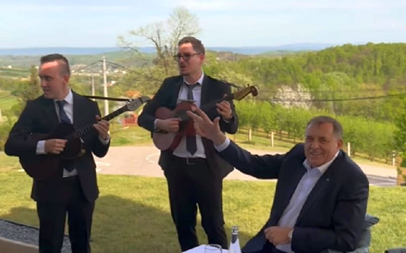 Dodik ispratio Orbana, pa zapjevao "Prokleta je Amerika..."