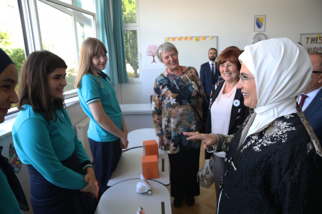 Emine Erdogan u pratnji Vildane Džaferović posjetila Maarif i Yunus Emre