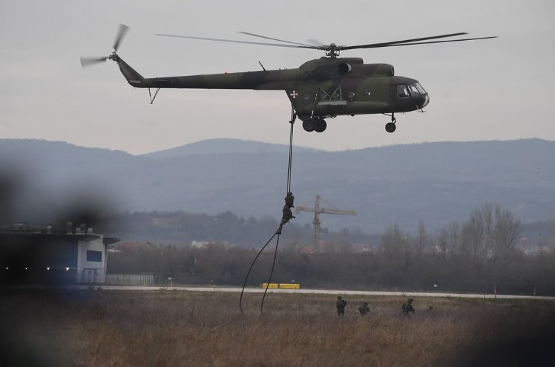 Vježba desanta krenula po zlu: Zastavnik Vojske Srbije ispao iz ...