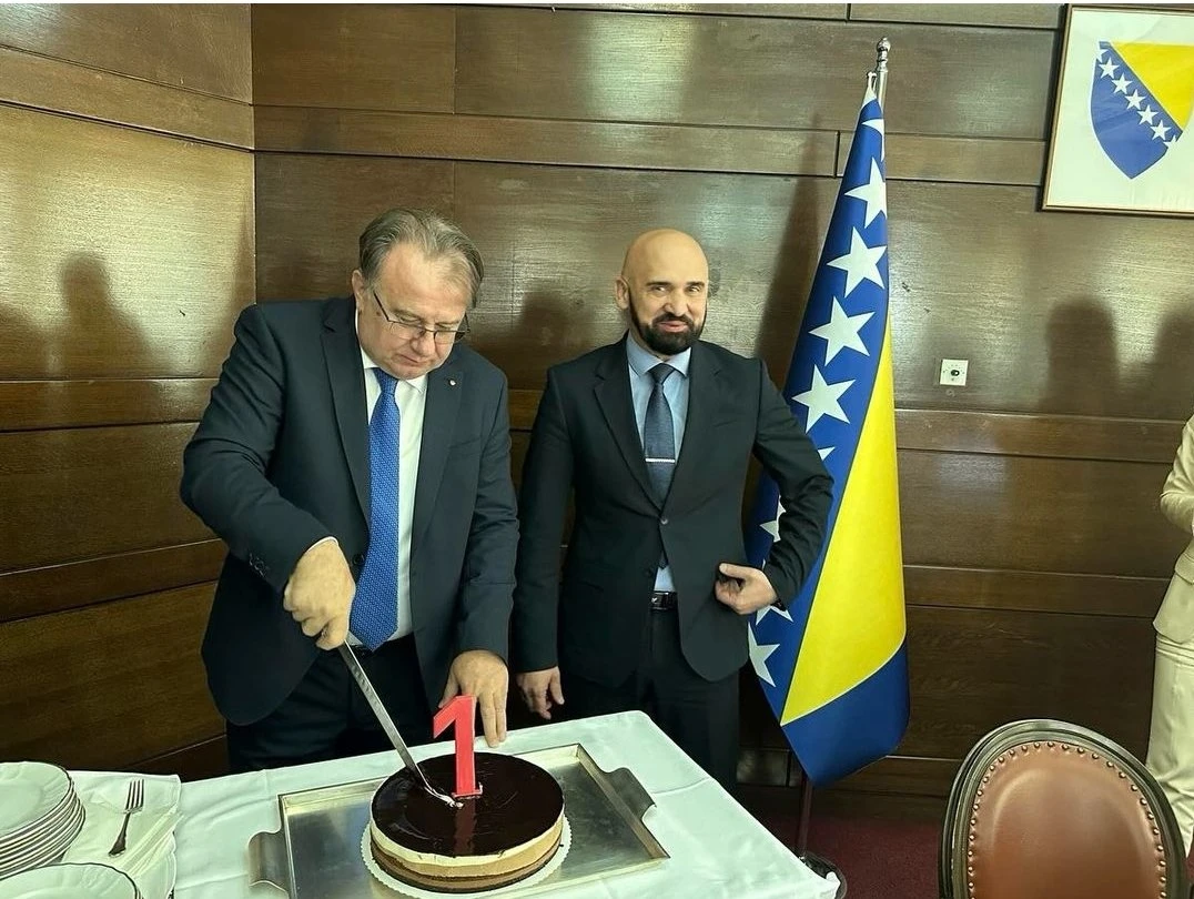 Ko nema hljeba, neka jede kolače: U Vladi FBiH slave godinu dana svoje vlasti