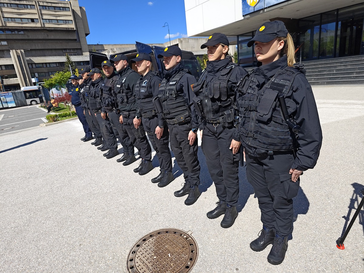 Efendić uručio specijaliziranu obuću za 210 policijskih službenika ...