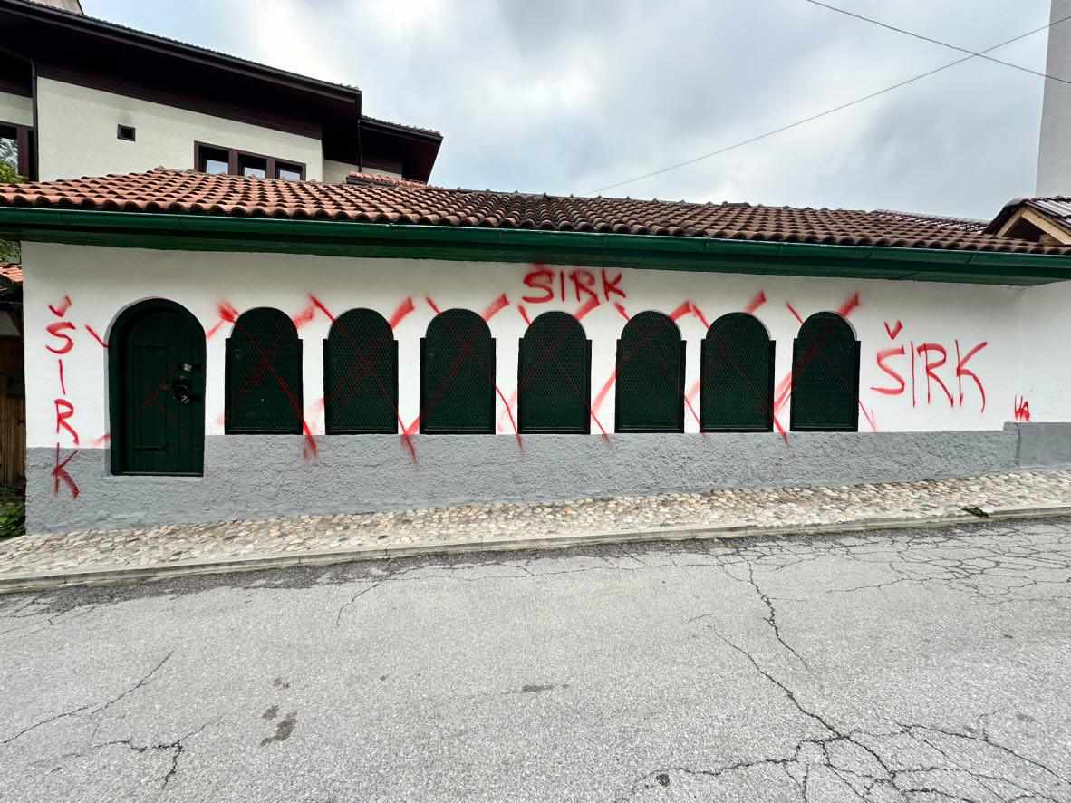 Vandali oskrnavili Turbe sedam braće: Ko uništava kulturnu baštinu ...