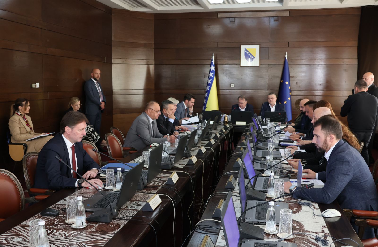 Federacija BiH se u prvih šest mjeseci 2024. putem trezorskih zapisa ...