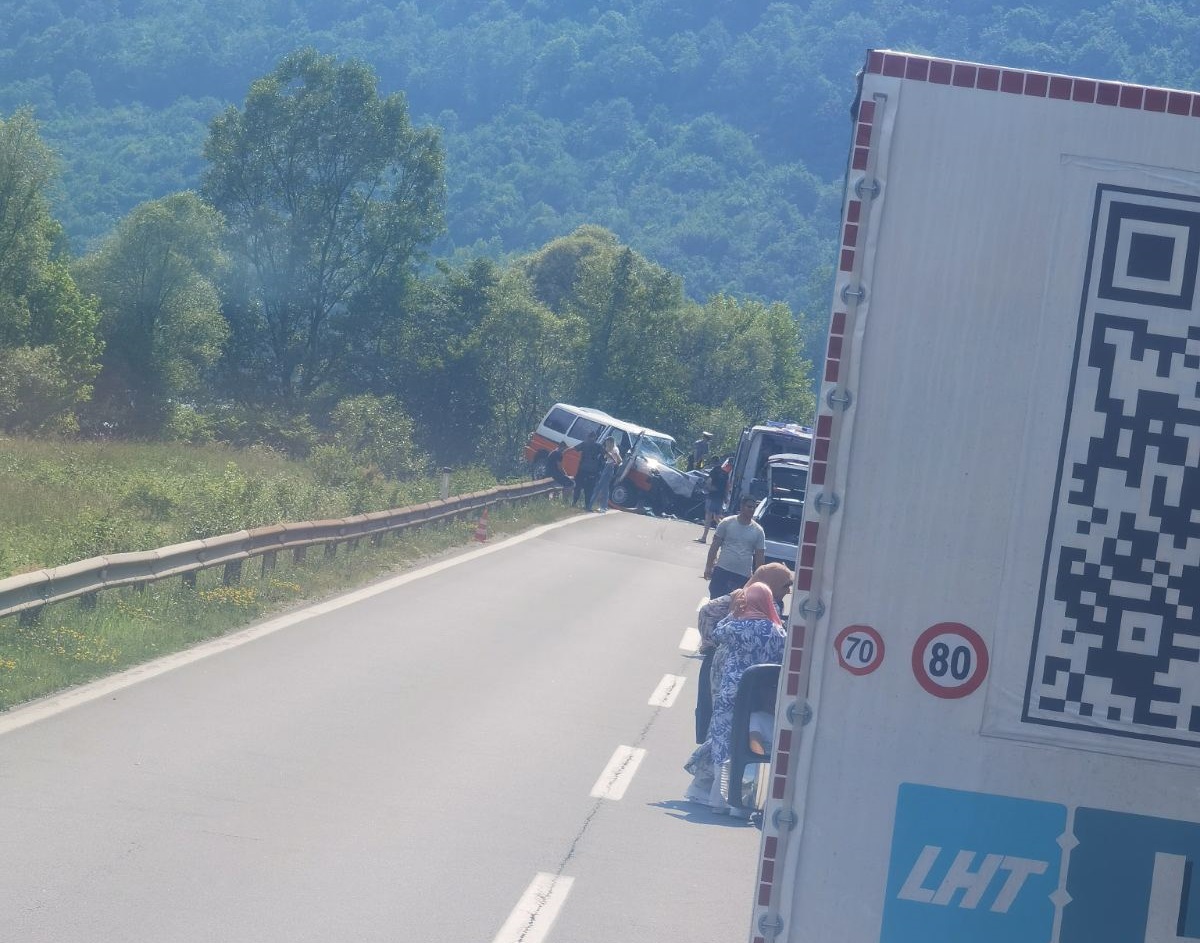 Blokiran put M-17: U sudaru dva kombija kod Zenice više osoba povrijeđeno