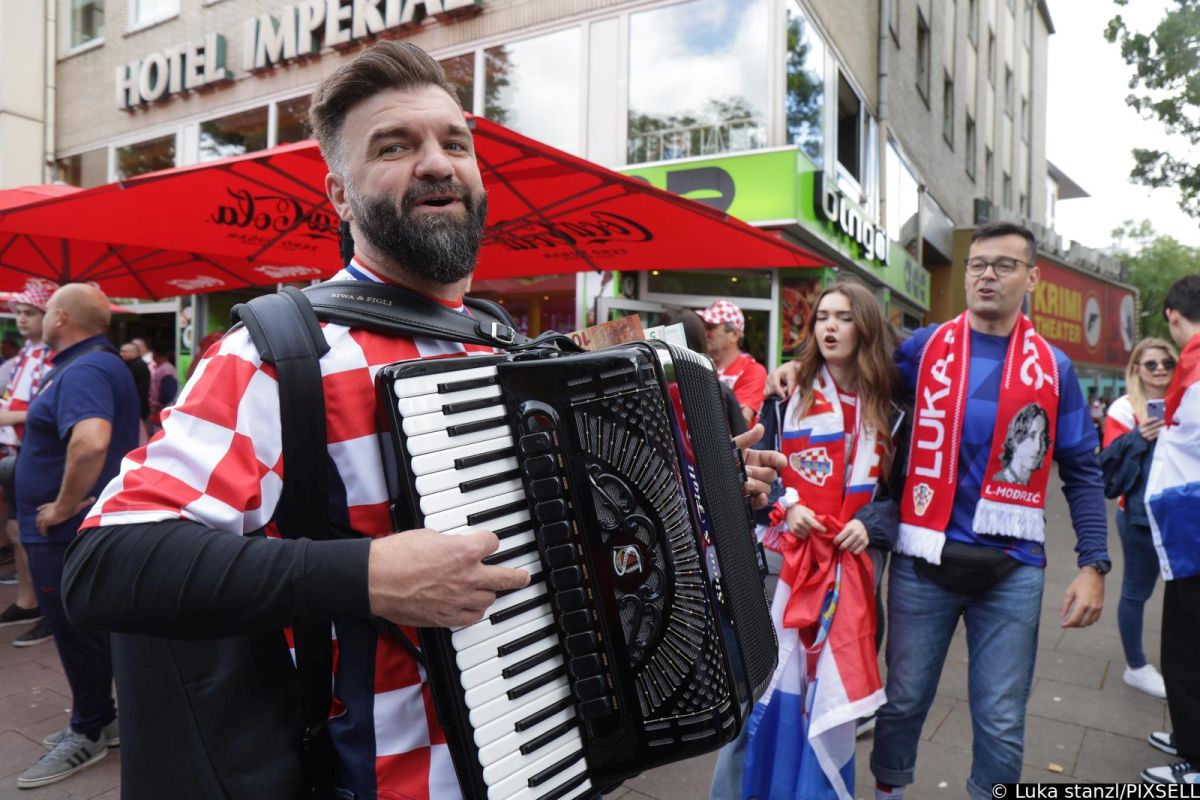 "Ludnica" na ulicama Hamburga: Navijači Hrvatske i Albanije zajedno ...