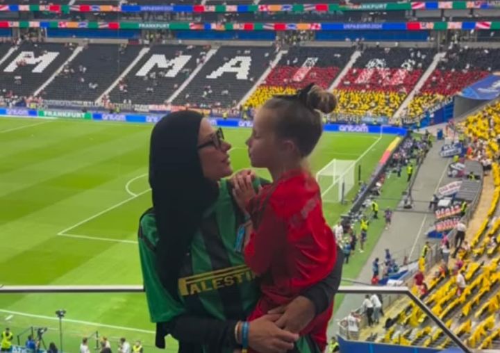 Supruga Harisa Seferovića na meču Švicarska - Njemačka podržala Palestinu