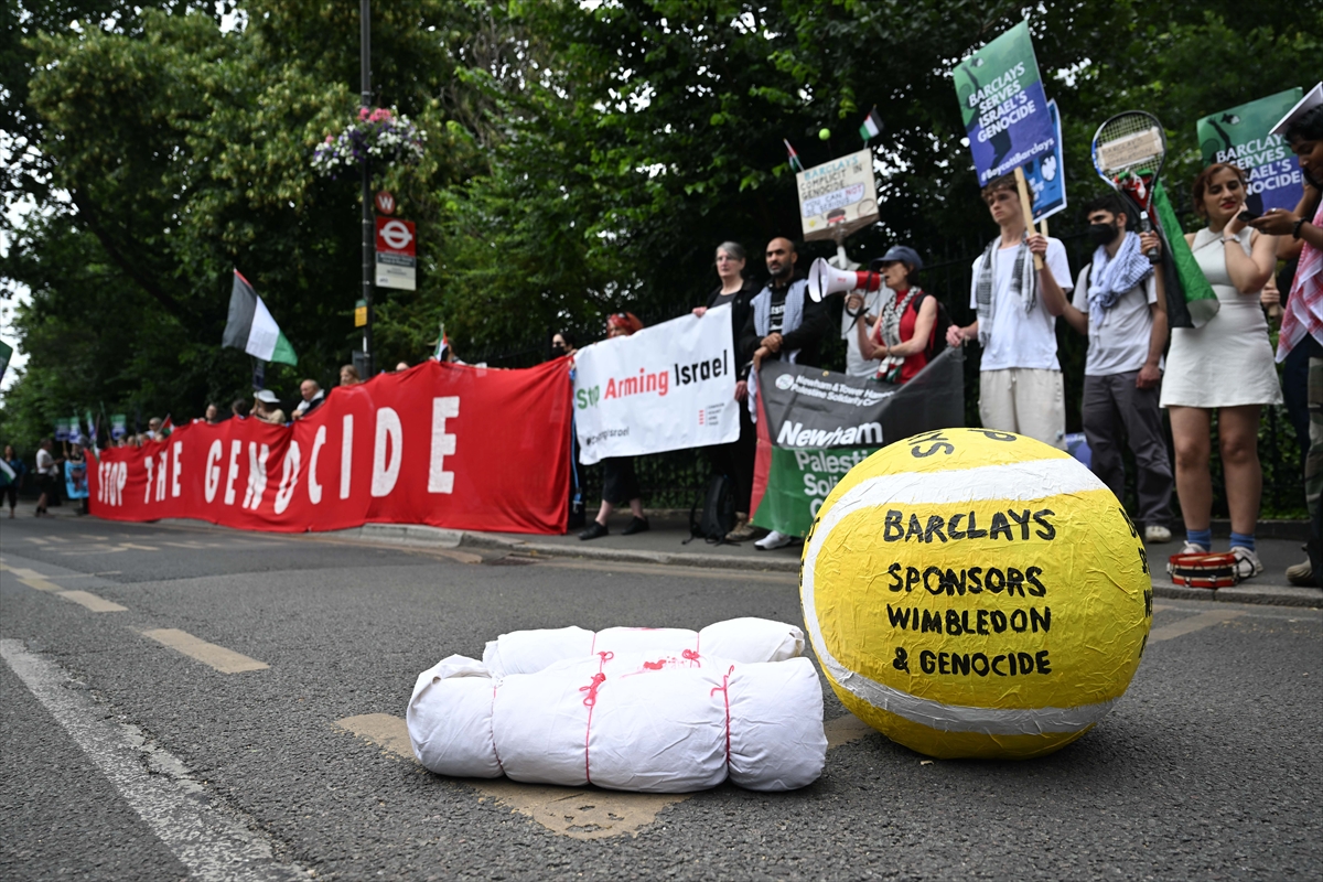 Veliki transparent s porukom "Stop genocidu": Propalestinski protest ...