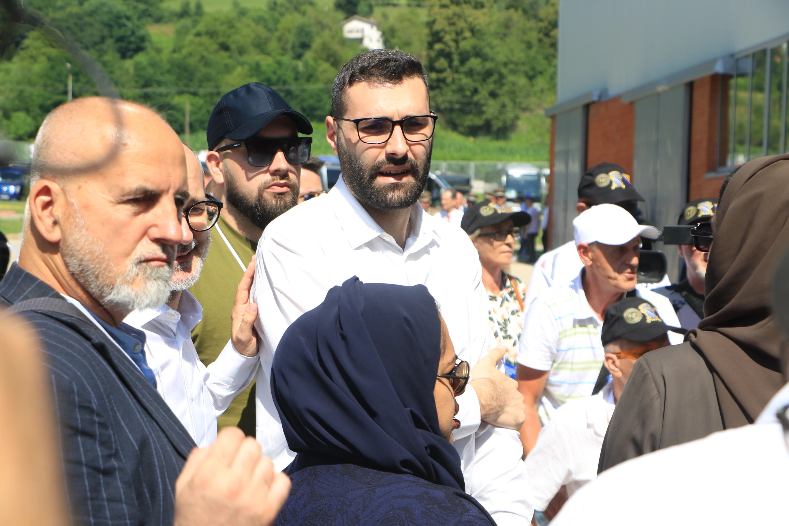 Poznati palestinski novinar Motaz Azaiza stigao u Potočare odati počast ...