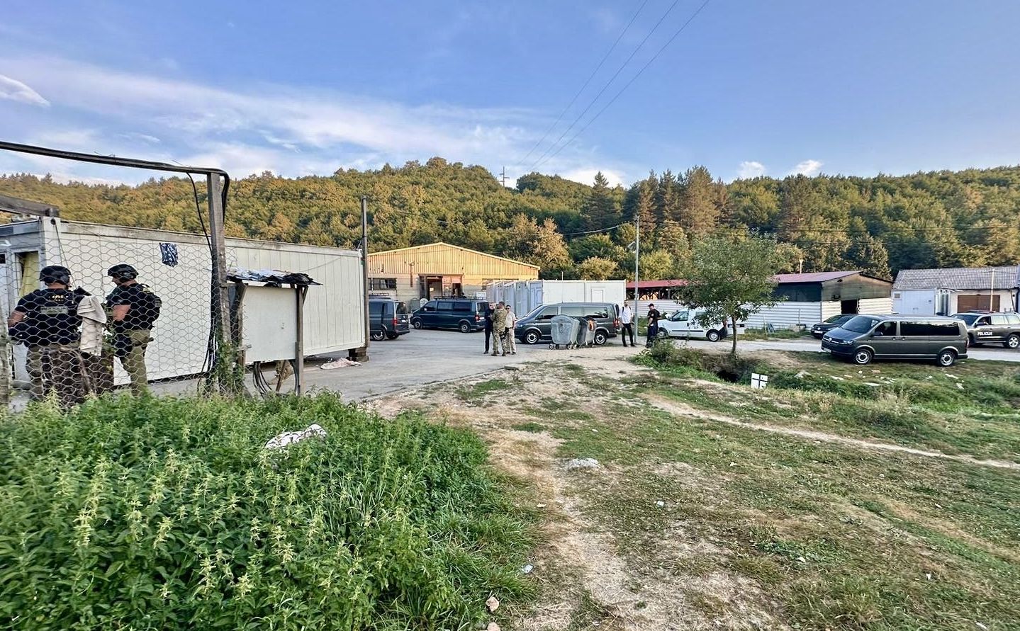 Racija u migrantskom centru u Blažuju: Pronađeno hladno oružje, SPS ...