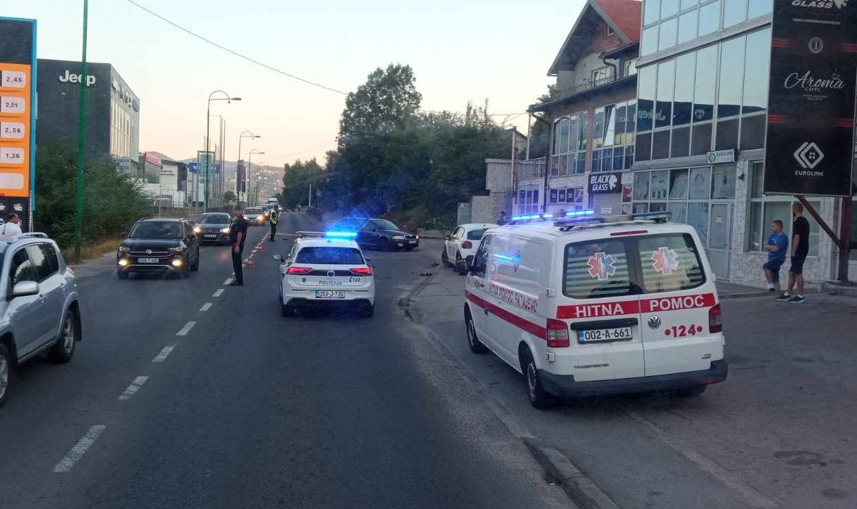 Nesreća u Rajlovcu: Automobil "pokupio" parkiranog motociklistu, prevezen je u bolnicu