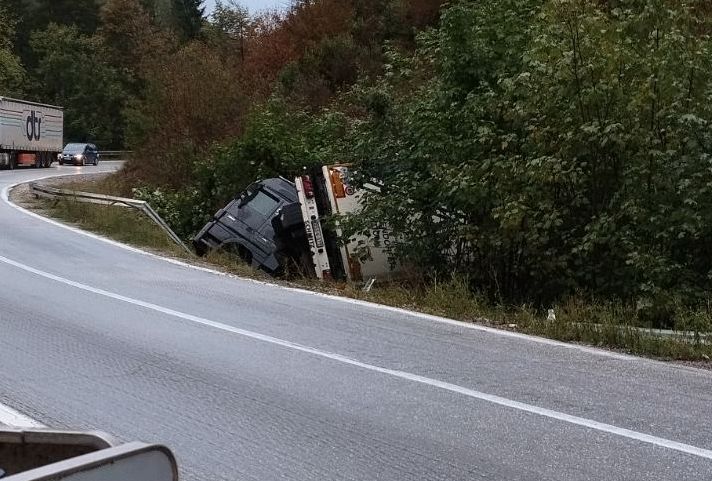 Šleper sletio s ceste kod Olova, od sinoć se čeka da ga izvuku