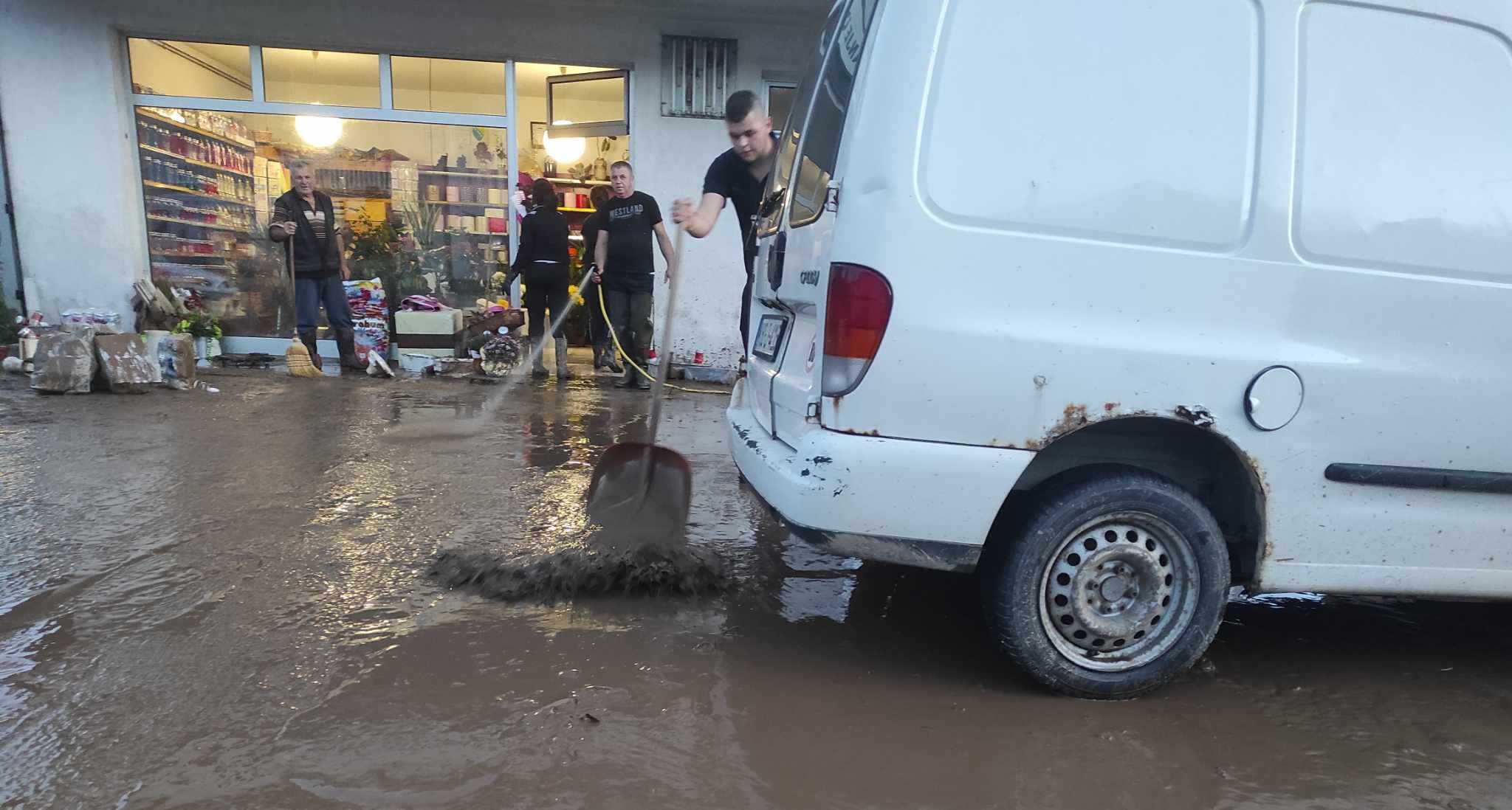 Faktor u Kiseljaku nakon poplava: Noć dočekali izbacujući blato iz kuća ...