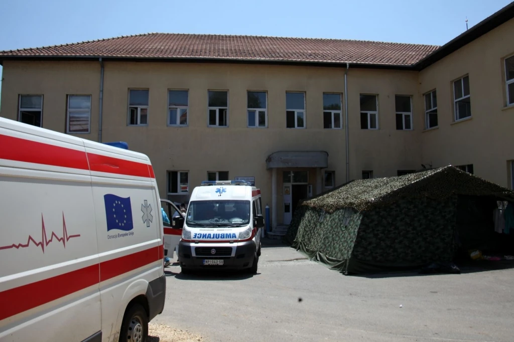 Tragedija u Novom Pazaru: Beba koja je pala s četvrtog sprata zgrade preminula na putu do bolnice