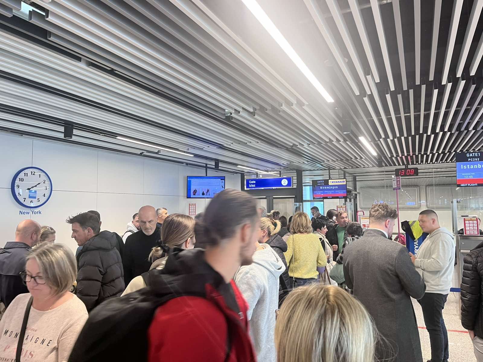 Putnici ogorčeni na kompaniju: Drugi dan čekaju let za Memmingen iz ...