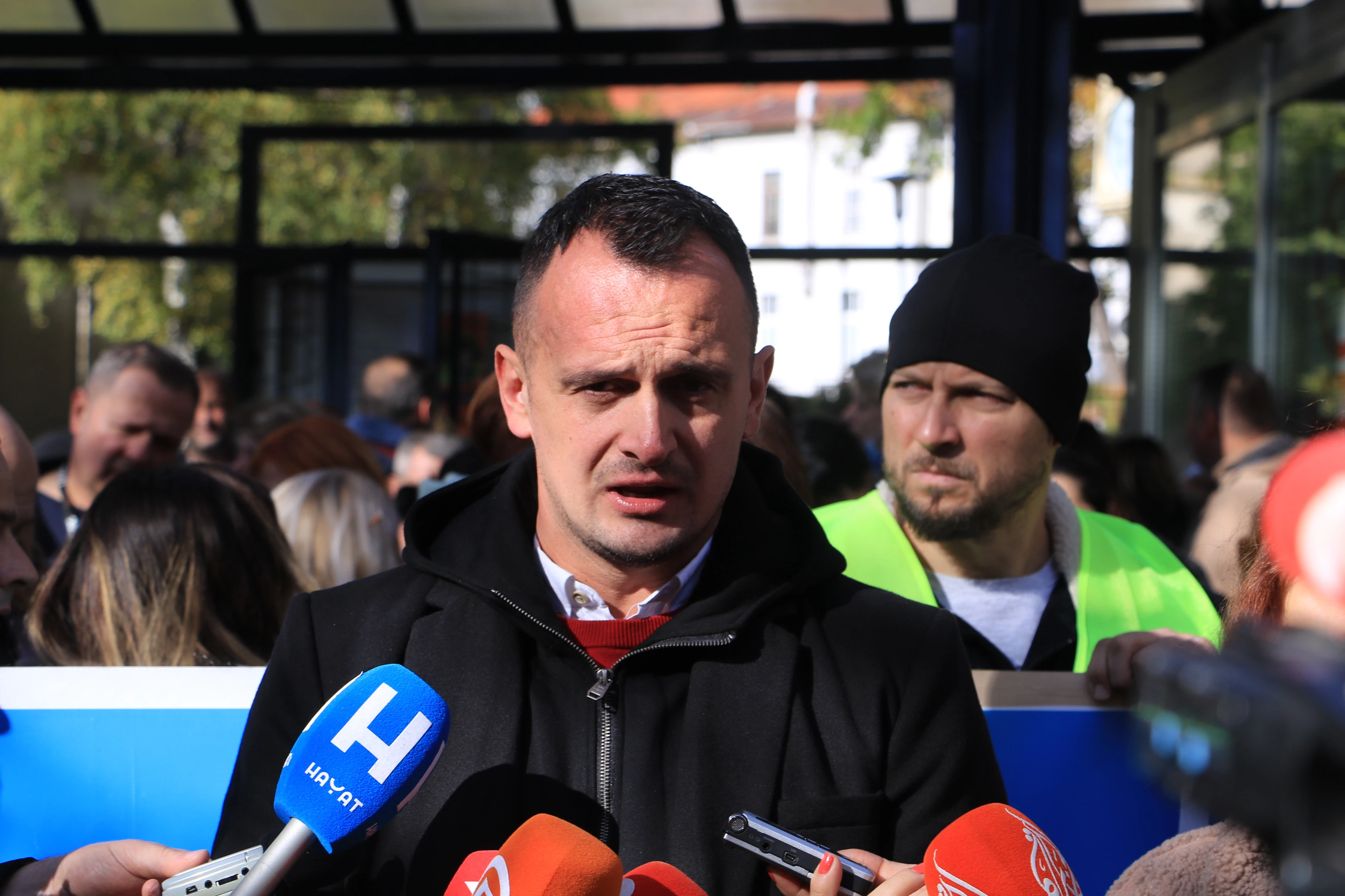 Sindikat najavljuje tužbe protiv Federalne i Vlade KS: Pet-šest ljudi ...