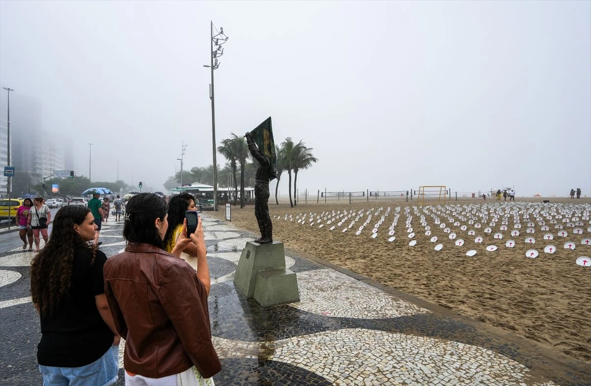 Brazil: Aktivisti na Copacabani postavili prazne tanjire kako bi ...