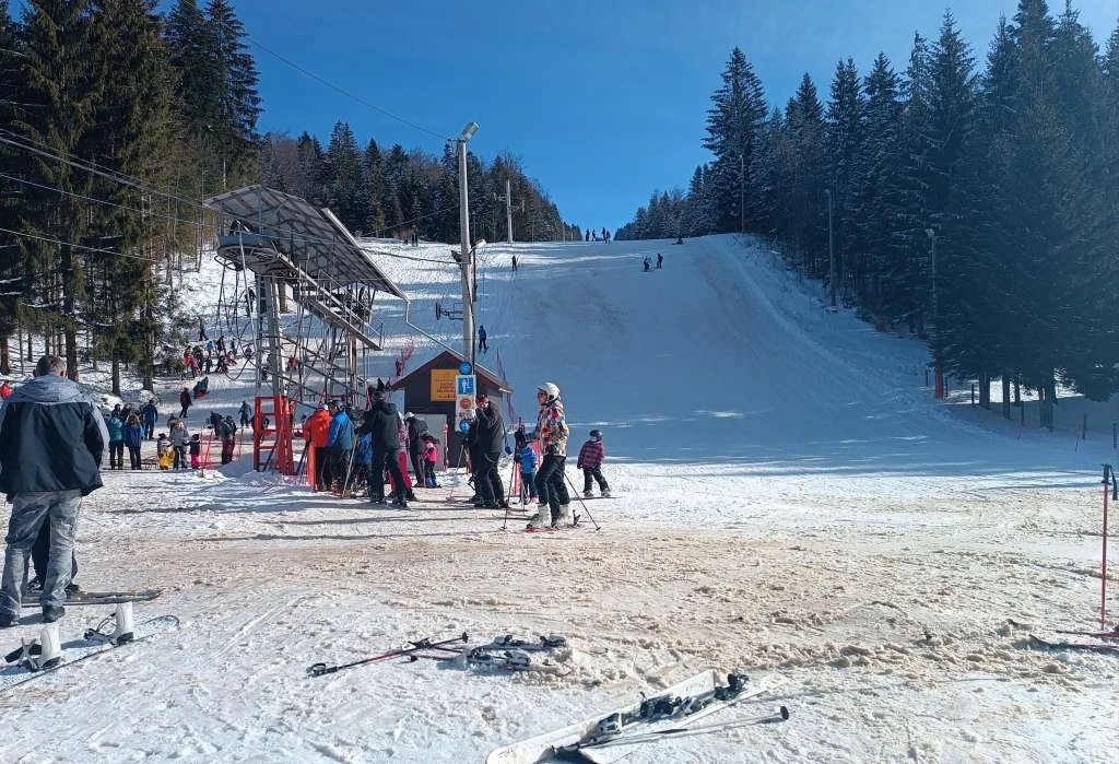 Noćnim skijanjem večeras se otvara sezona na Ponijerima kod Kaknja