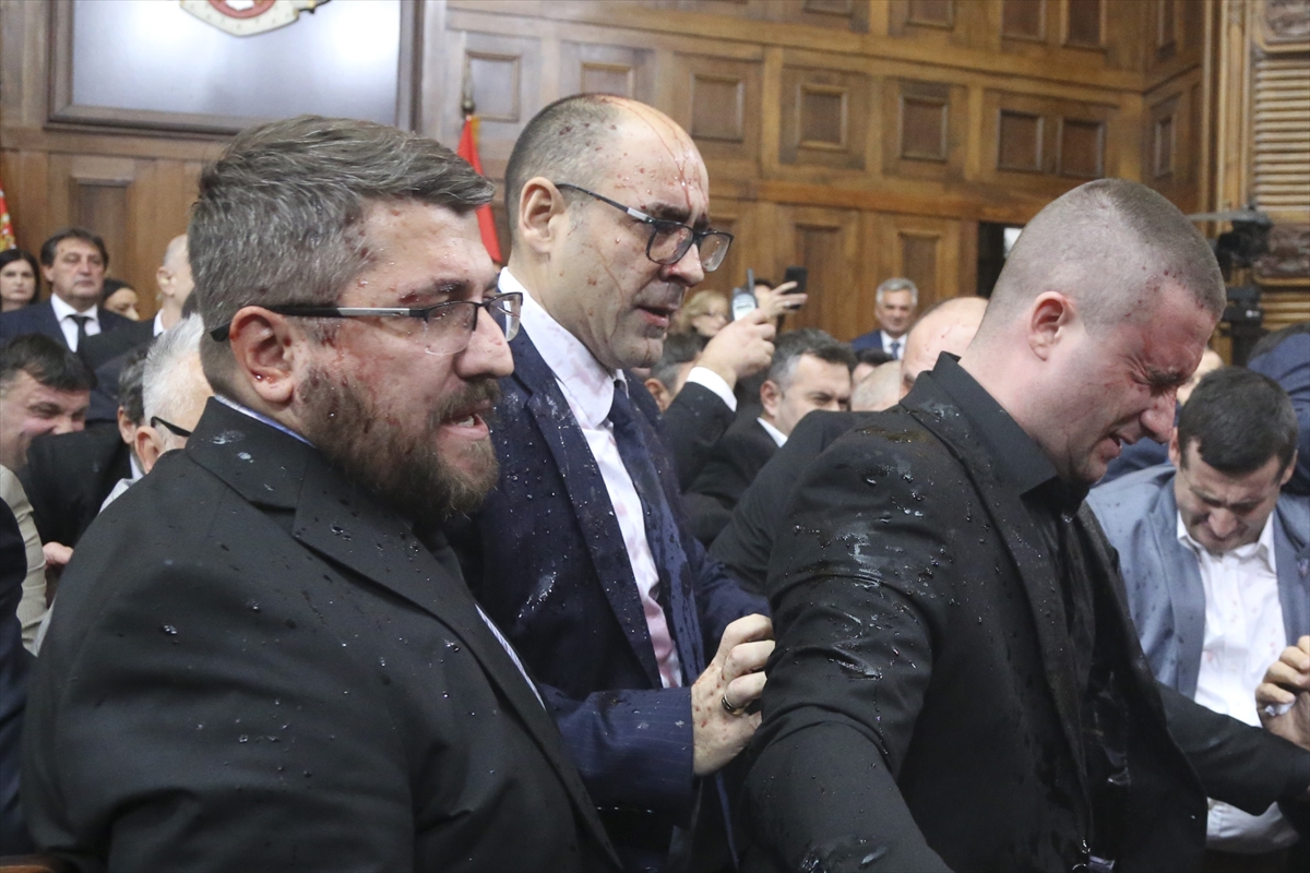 Sjednica Skupštine Srbije prekinuta zbog fizičkog sukoba zastupnika Sjednica Skupštine Srbije prekinuta zbog fizičkog sukoba zastupnika