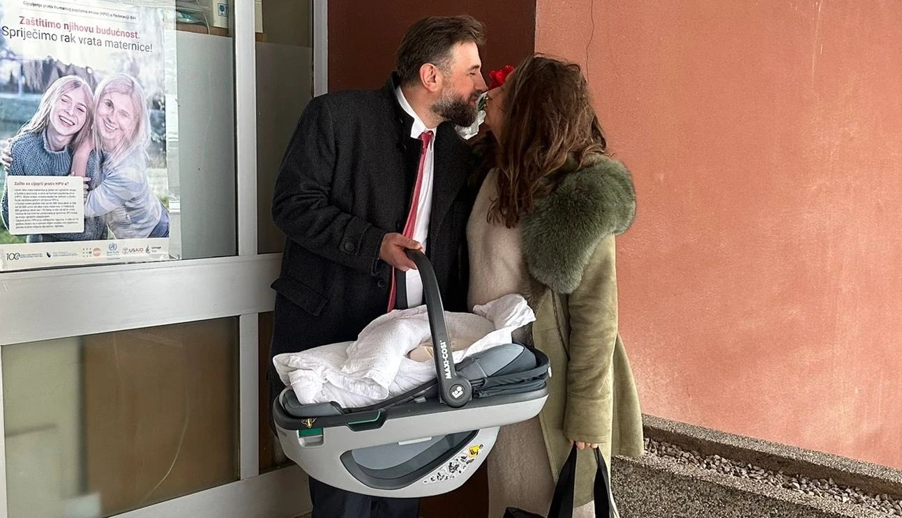 Dennis Gratz postao je otac, na svijet je došla kćerkica Safija