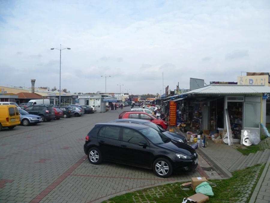 Na pijaci Arizona deset metara dijeli one koji rade nedjeljom i one ...