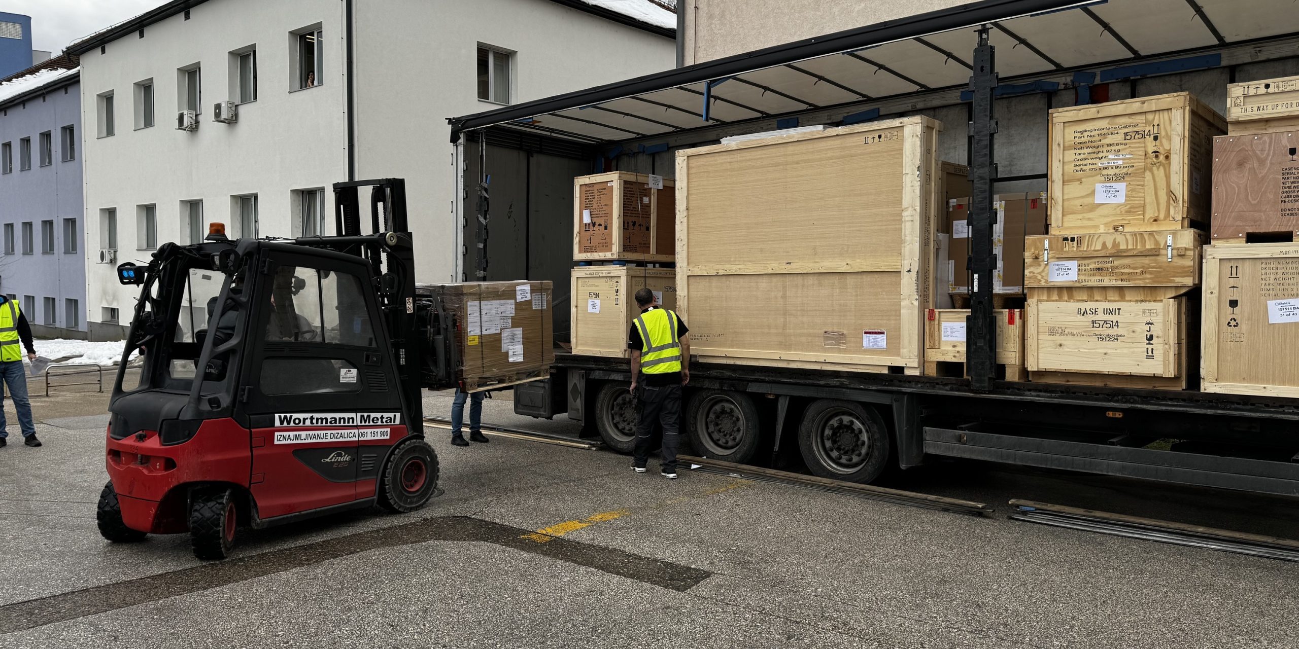 Radioterapija za oboljele od karcinoma: UKC-u Tuzla isporučen linearni ...