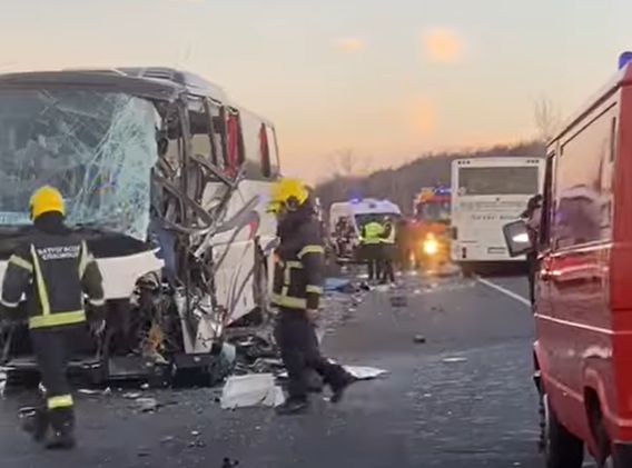 Dvije osobe poginule, najmanje 56 povrijeđenih u sudaru dva autobusa kod Beograda