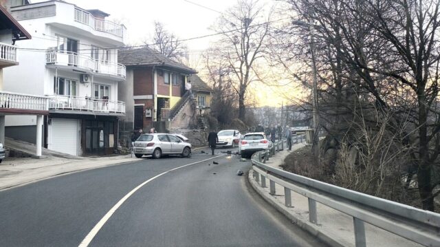 Sudar dva vozila u Semizovcu, jedna osoba prevezena u KCUS