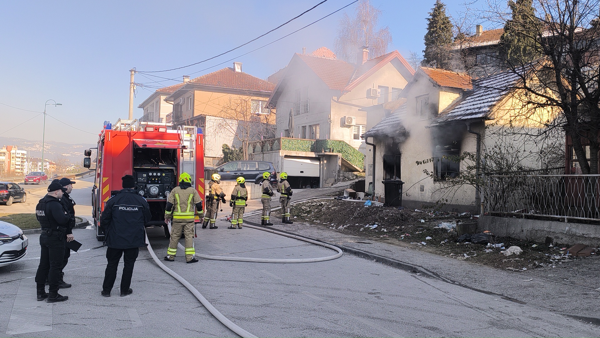 Gorjela kuća u sarajevskom naselju Hrasno Brdo