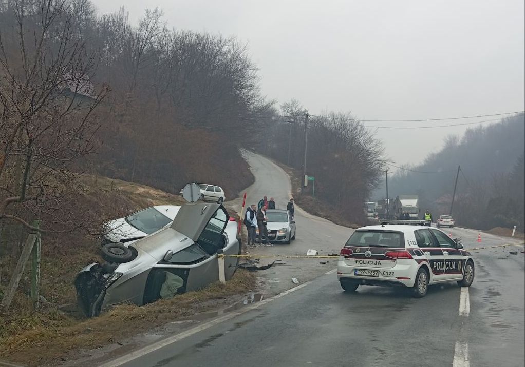 MUP KS: Teži sudar kod Semizovca, saobraćaj potpuno obustavljen