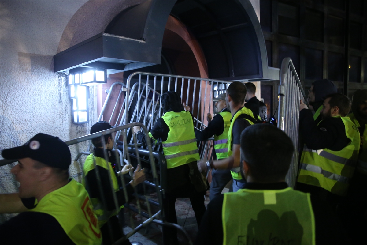 Studenti blokirali zgradu RTS-a u Beogradu, policija ih tukla pendrecima